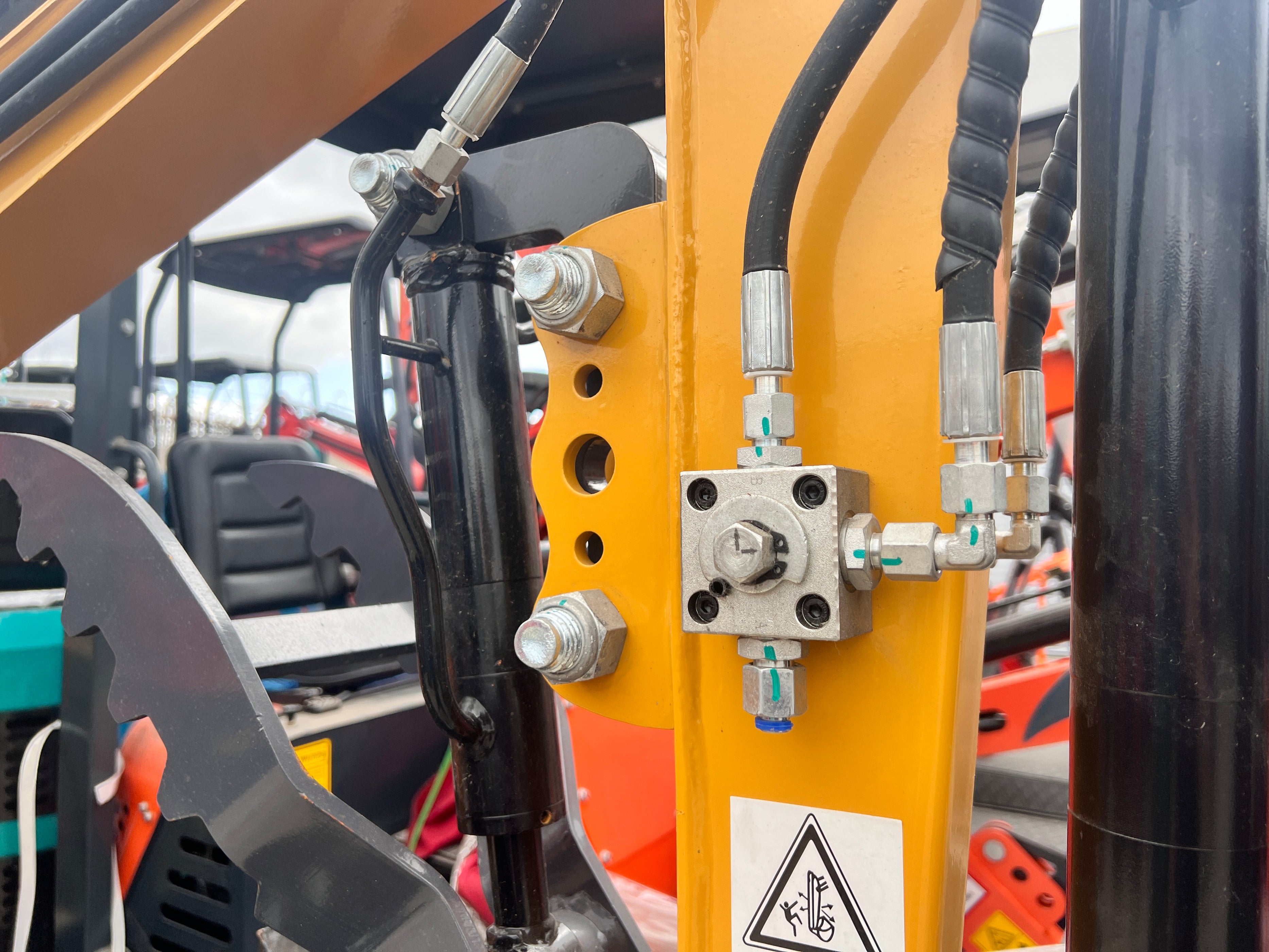 1 Ton, 13.5 HP Gasoline Engine (B&S) Mini Excavator w/ Hydraulic Thumb ...