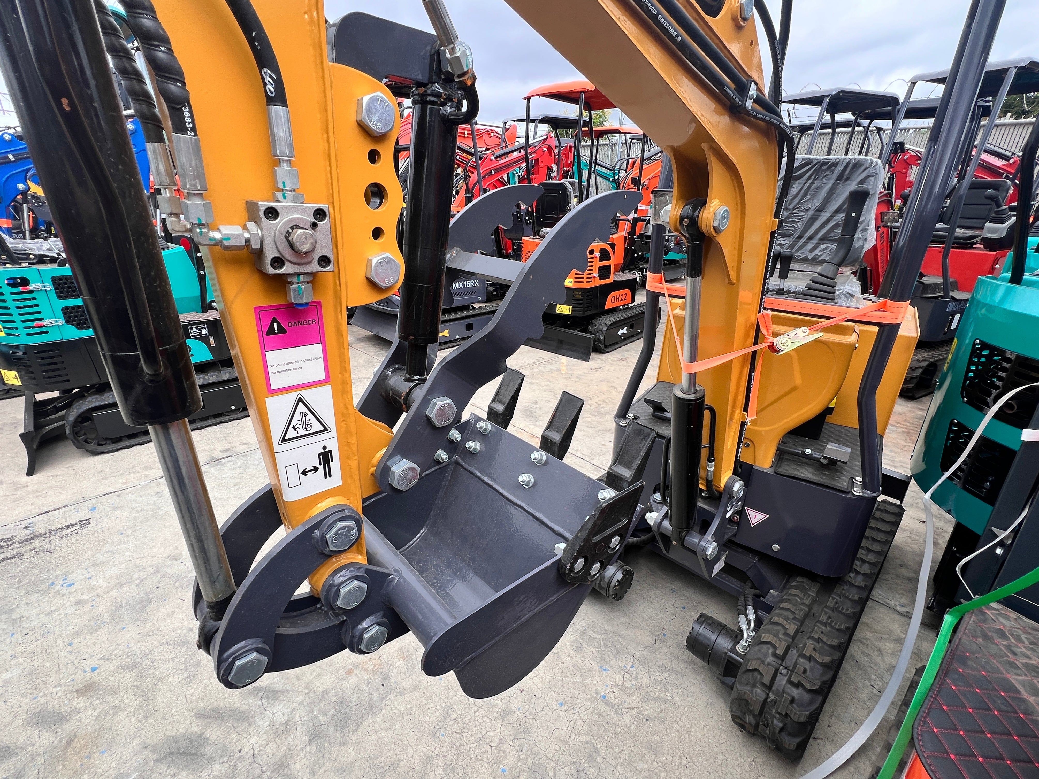 1 Ton, 13.5 HP Gasoline Engine (B&S) Mini Excavator w/ Hydraulic Thumb ...