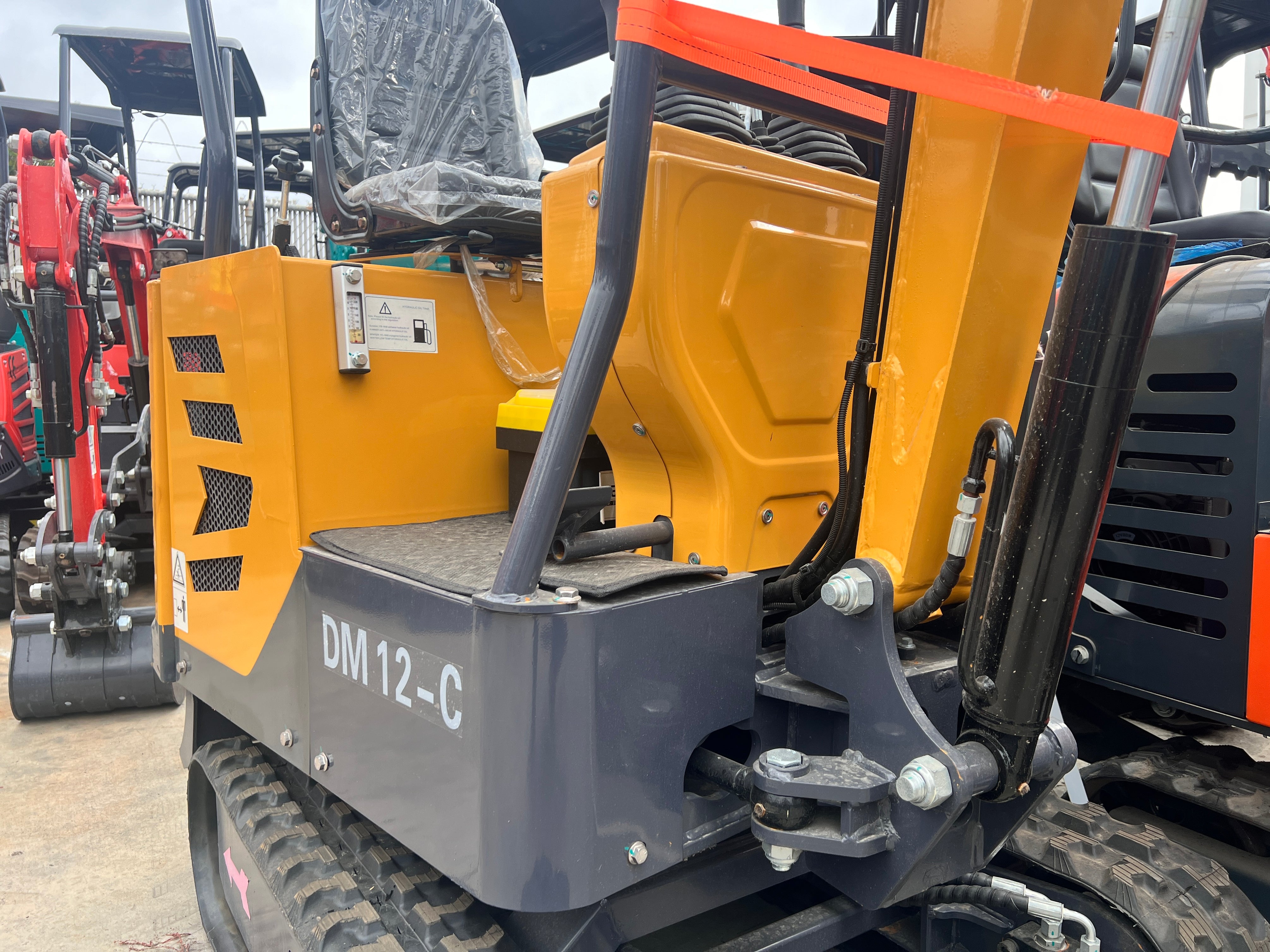 1 Ton, 13.5 HP Gasoline Engine (B&S) Mini Excavator w/ Hydraulic Thumb ...