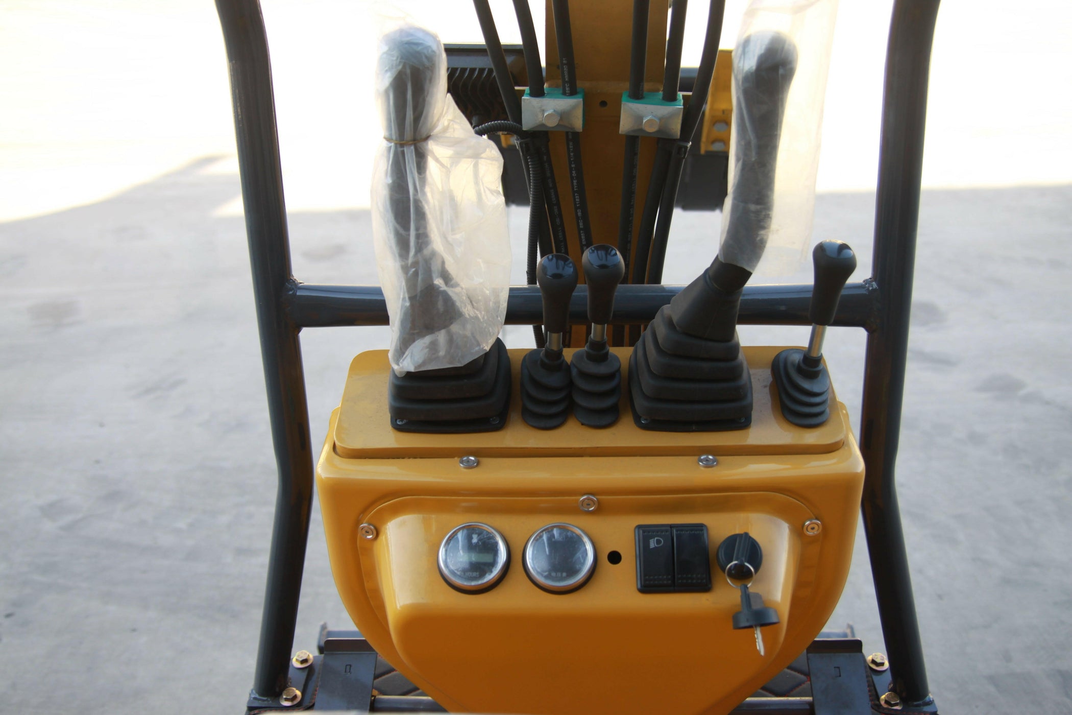 1 Ton, 13.5 HP Gasoline Engine (B&S) Mini Excavator w/ Hydraulic Thumb ...